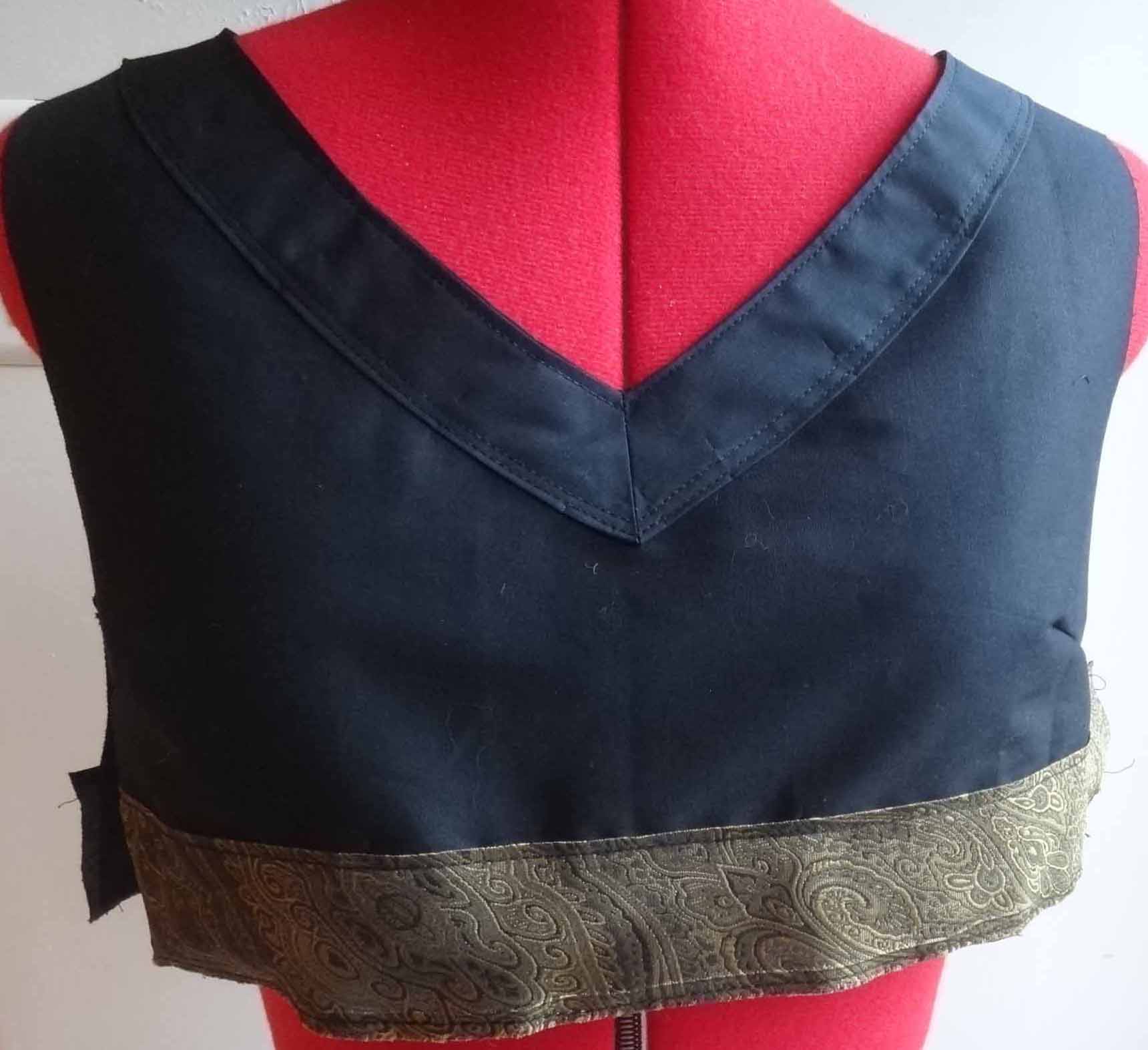 Col V parementure visible - Pop Couture