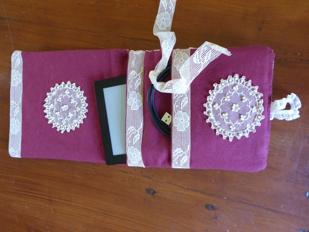 Pochette plate à rabat et poches - Pop Couture